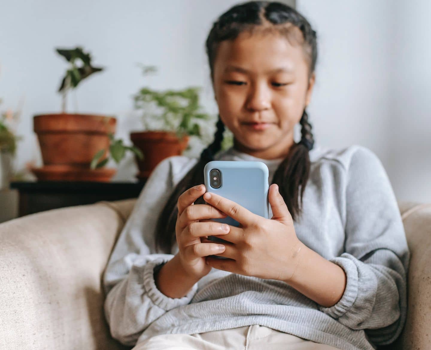 What Age Should A Kid Get A Phone This Is The Ideal Age Motherly